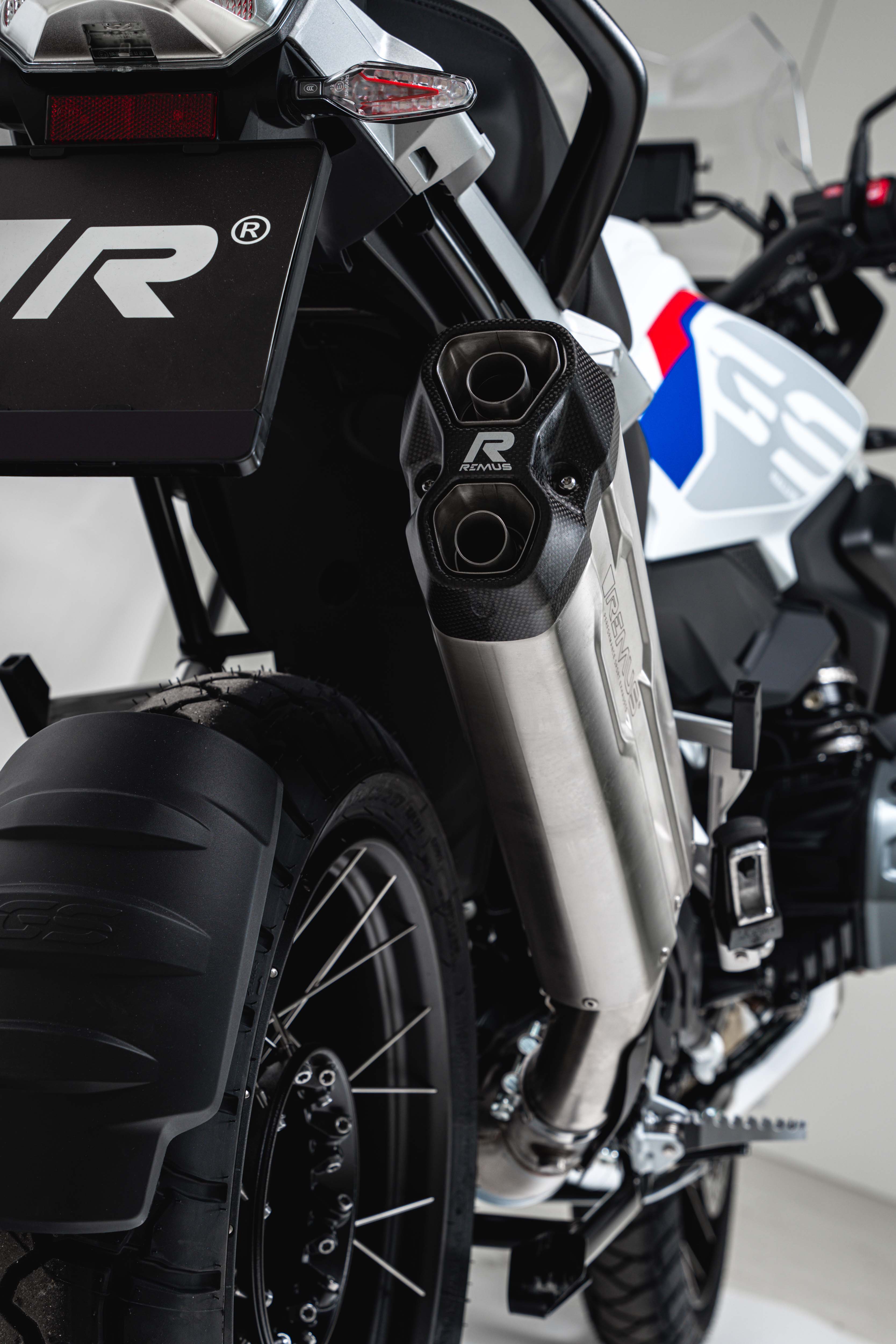 REMUS 8 2.0 RACING Slip On Sport Exhaust incl. Carbon heat protecting ...